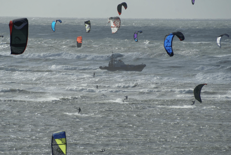 KNRM waarschuwt voor onnodige zoekacties door verloren surfmateriaal ...